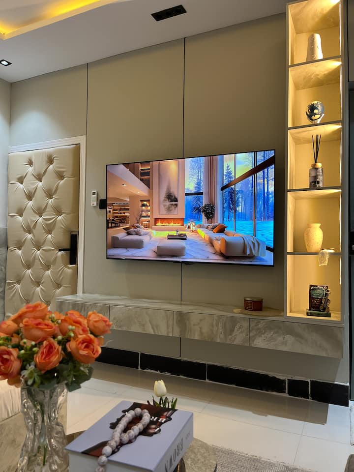 Warm Modern Studio | Self-entry | 65” 4k Smart Tv - Saudi Arabia