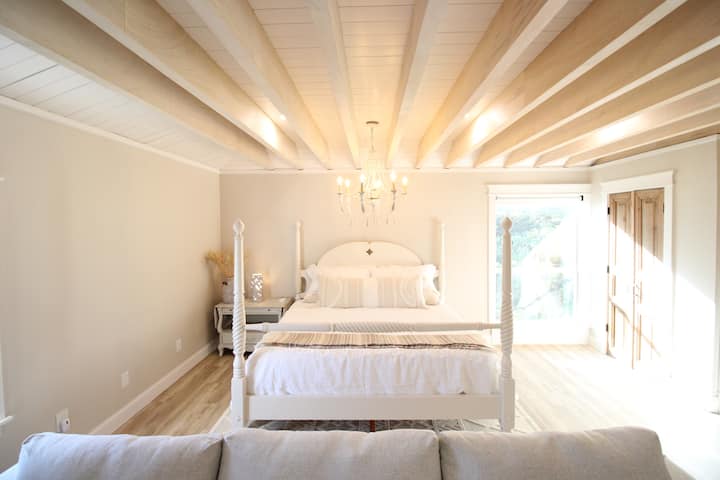 The Carriage House | Lux Loft | Hot Tub, Golf Cart - Fairview, TX