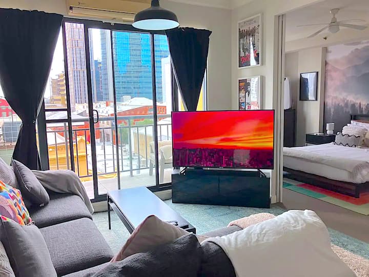 Central Perth Gem: Balcony Views & In-unit Laundry - Perth