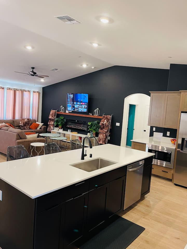 Dazzling! Cozy Newly-built, Spacious Home - Bakersfield, CA