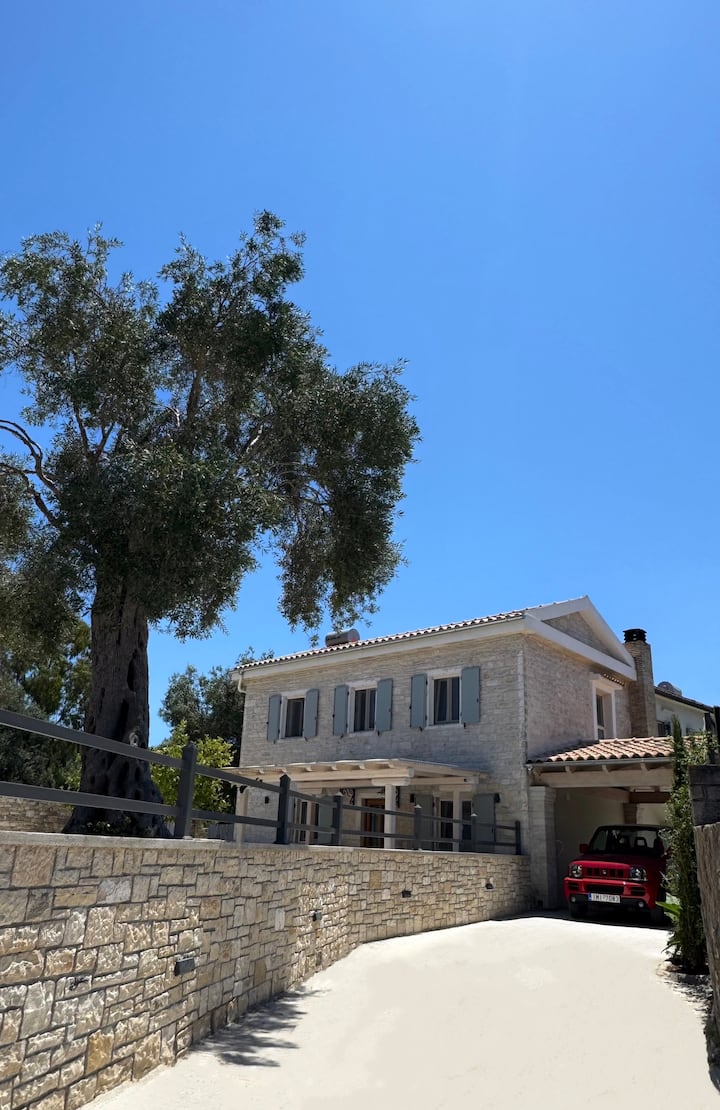 Geropalas Spacious Garden House - Paxi