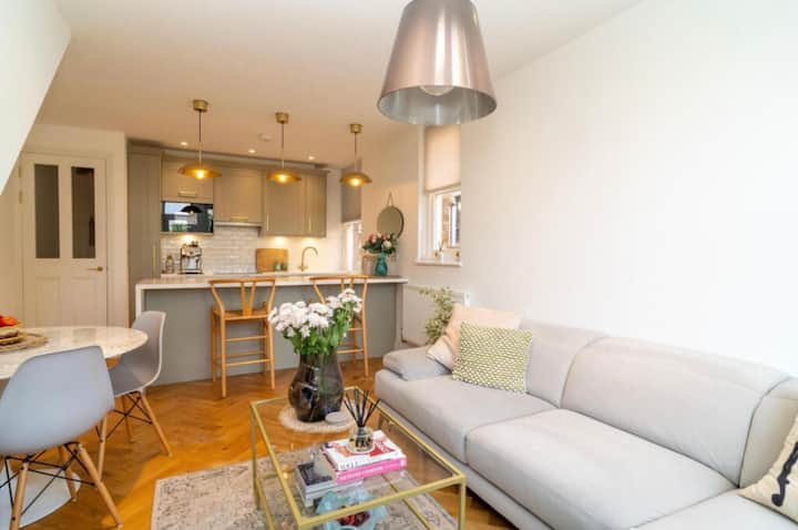 Beautiful 2 Bedroom Maisonette Close To The Metro! - London, UK