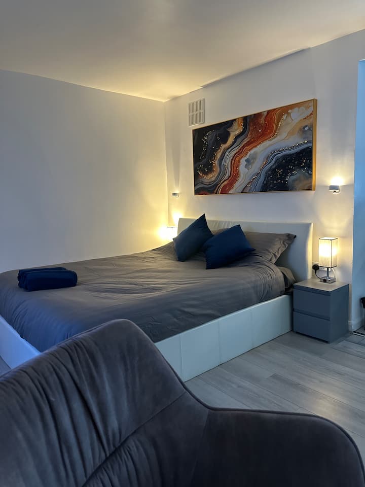 Watford Junction, King Size Bed. - Watford