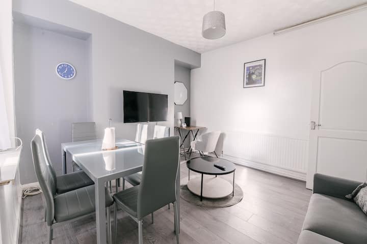 Stunning 5 Bedroom Home In The Heart Of Swansea! - Swansea, UK