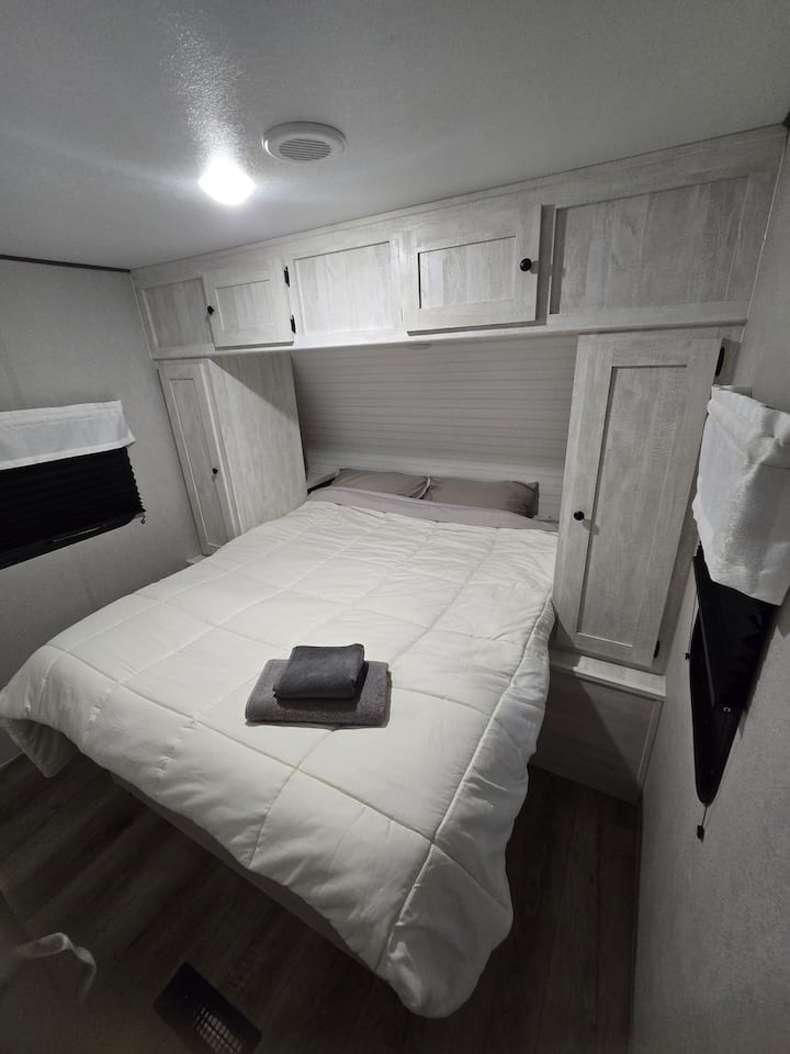 Givi’s Cozy Camper:
Warm & Welcoming - Alliston