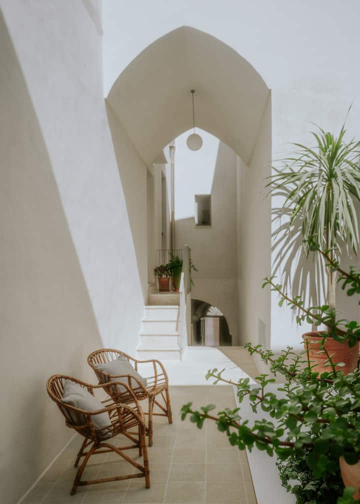 Palais Avec Cour Dans Le Vieux Centre De Matino - Matino