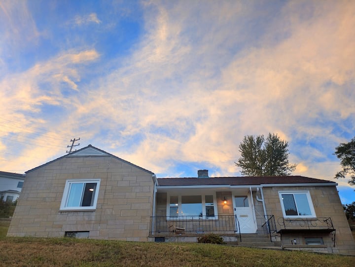 Bright 3 Bedroom Retreat Min From City - Pittsburgh, PA