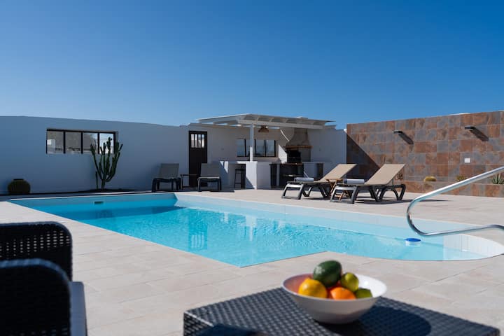 Villa W/ Priv. Pool, Gym & Bbq - Playa Blanca, Las Palmas, Spain