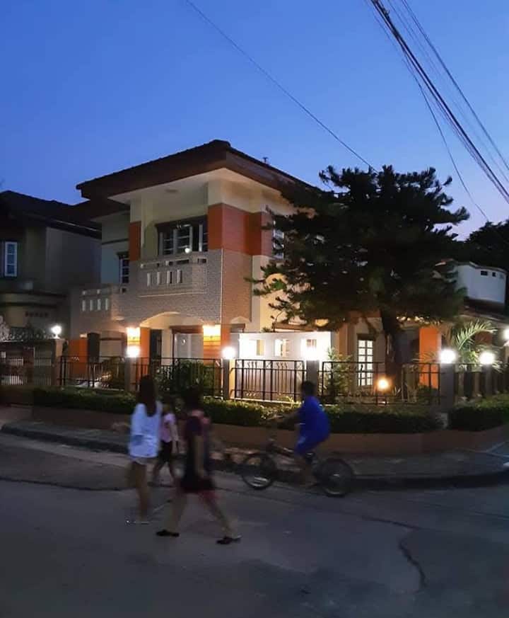 บ้านเดี่ยว 2 ชั้น พร้อมเข้าอยู่ รายเดือน รายวัน - Nong Chok