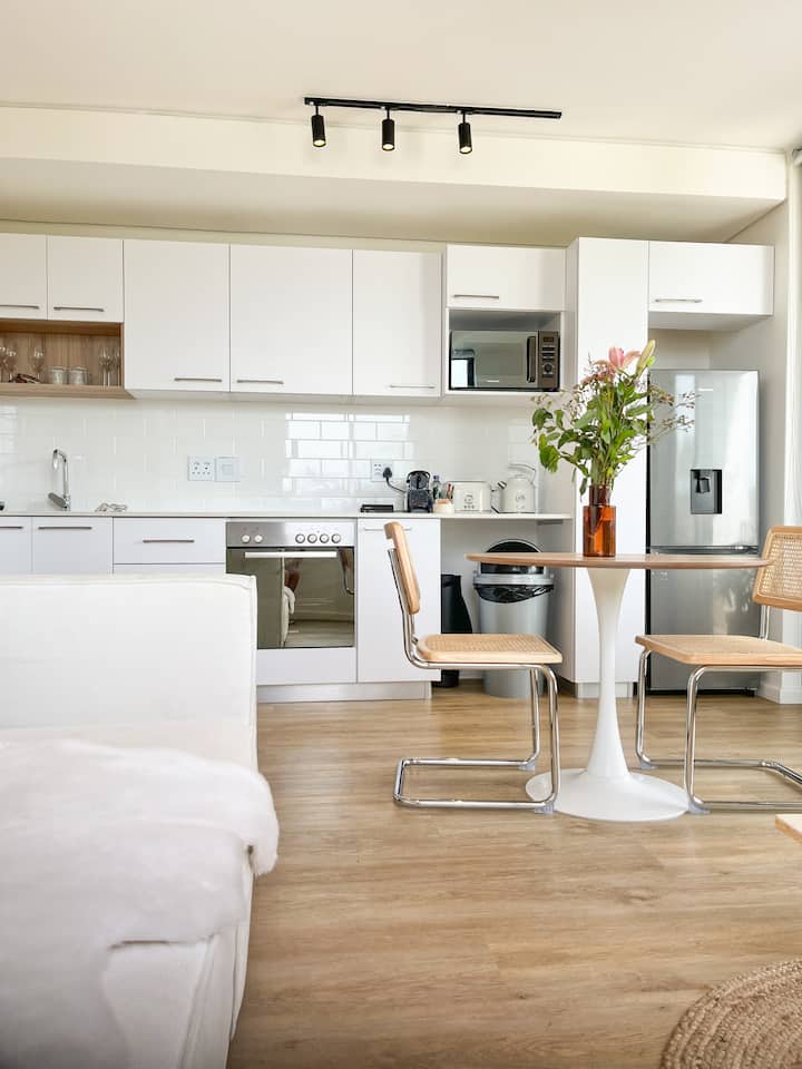Chic 1br George Getaway • Balcony • Braai • Pool - George