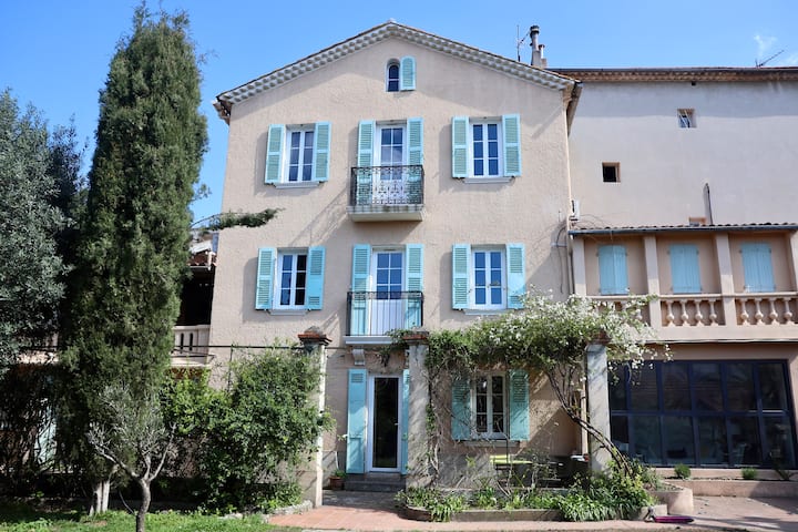 Maison De Charme Climatisée Avec Piscine Au Calme - Tolone
