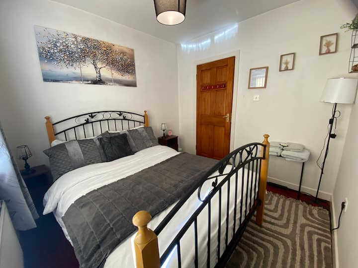 Cozy Private Double Bed W/shower In The Room - Letterkenny