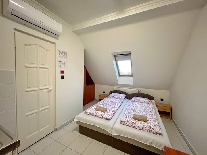 Emeleti 2 Fős Apartman - Hajdúszoboszló