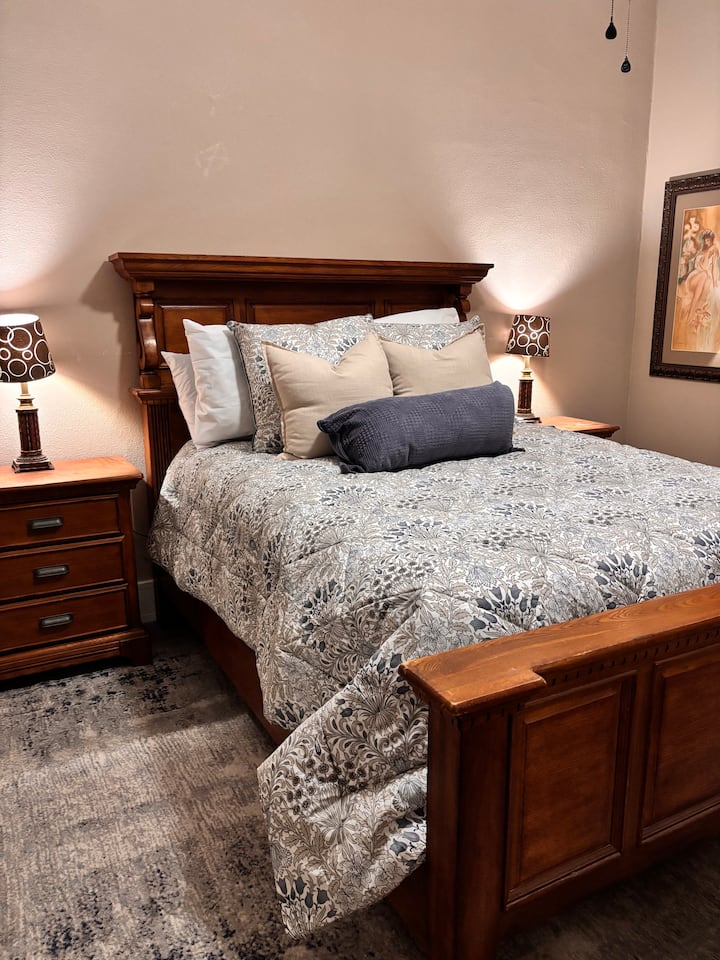 The Dahlia Flat - Huntsville, MO