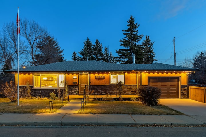Luxurious Bungalow Near Downtown, With Ac & Garage - Calgary