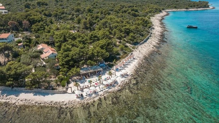 Kuća Se Nalazi 17metara Od Mora - Maslinica