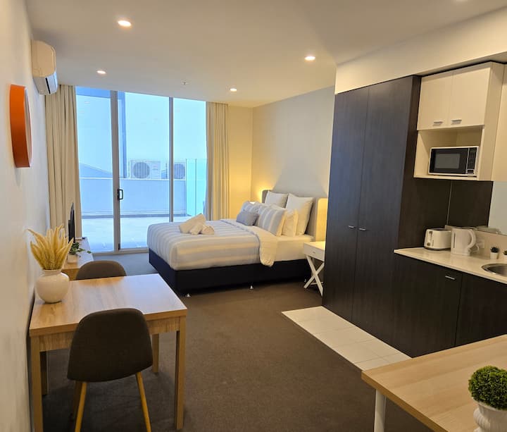 Desk & Fast Wifi • Netflix • Gym - Australia