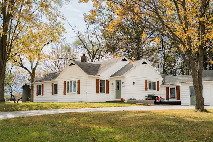 Pinch Of Cozy ~ Hot Tub Theater ~ Seven Sons Farm - Indiana