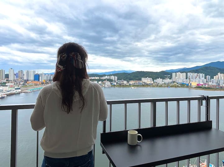 10층오션뷰/1시퇴실/넷플무료/중앙시장도보5분 - Sokcho-si