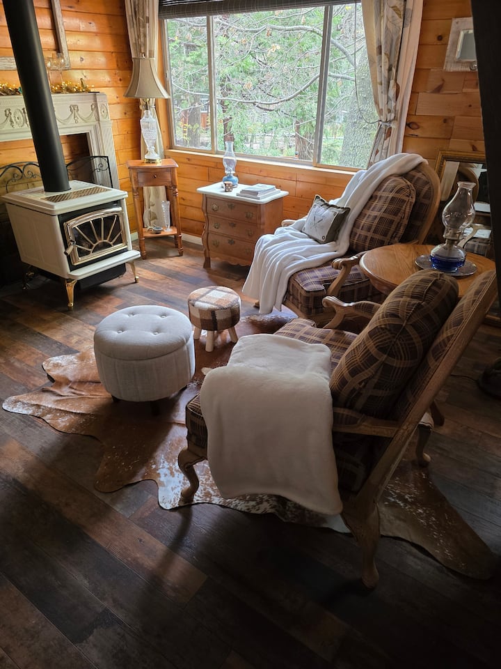 Cozy Vintage Cottage Cabin - Crestline, CA