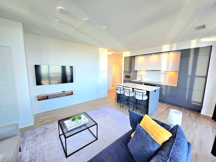 Modern 2br Condo W/ Parking + Panoramic Balcony - Toronto