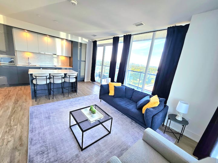 Central 2br Condo Parking + Amazing Balcony View - Toronto