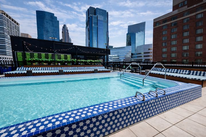 Luxury Building W/ Free Parking • Amenity Packed - Minneapolis, MN