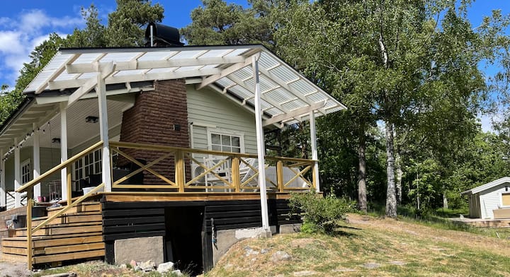 Mysig Stuga Med Eldstad Både Inne Och Ute - Nynäshamn