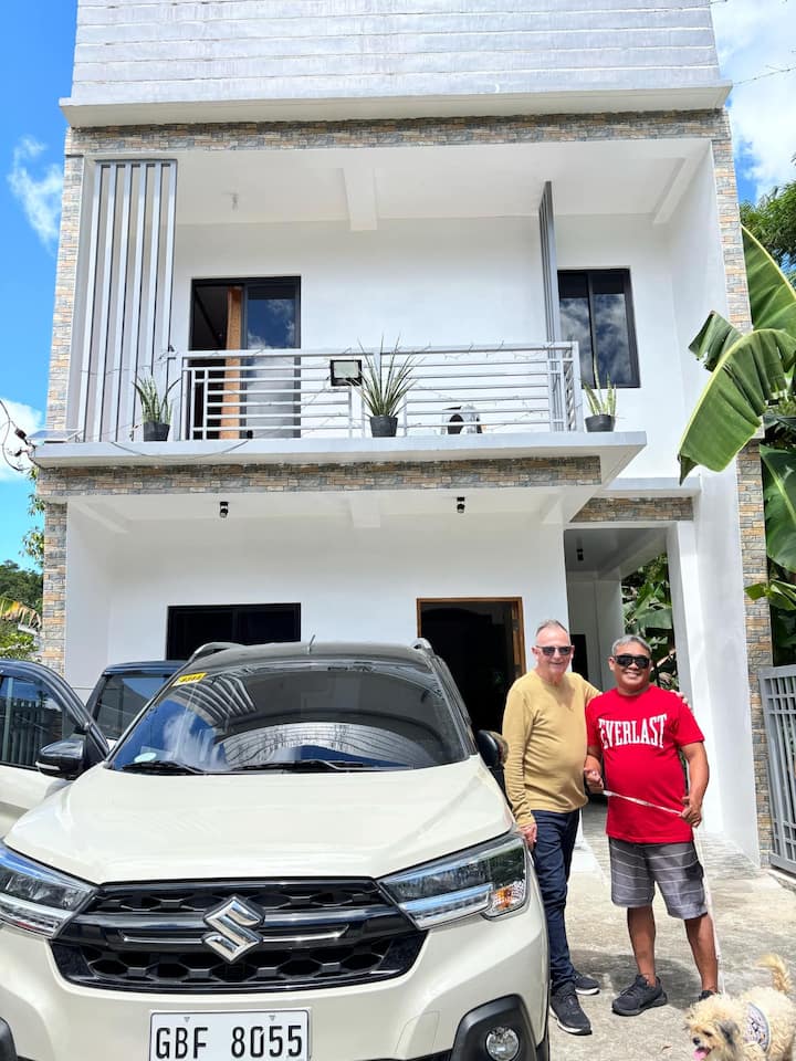 Crimson Home - Bilar