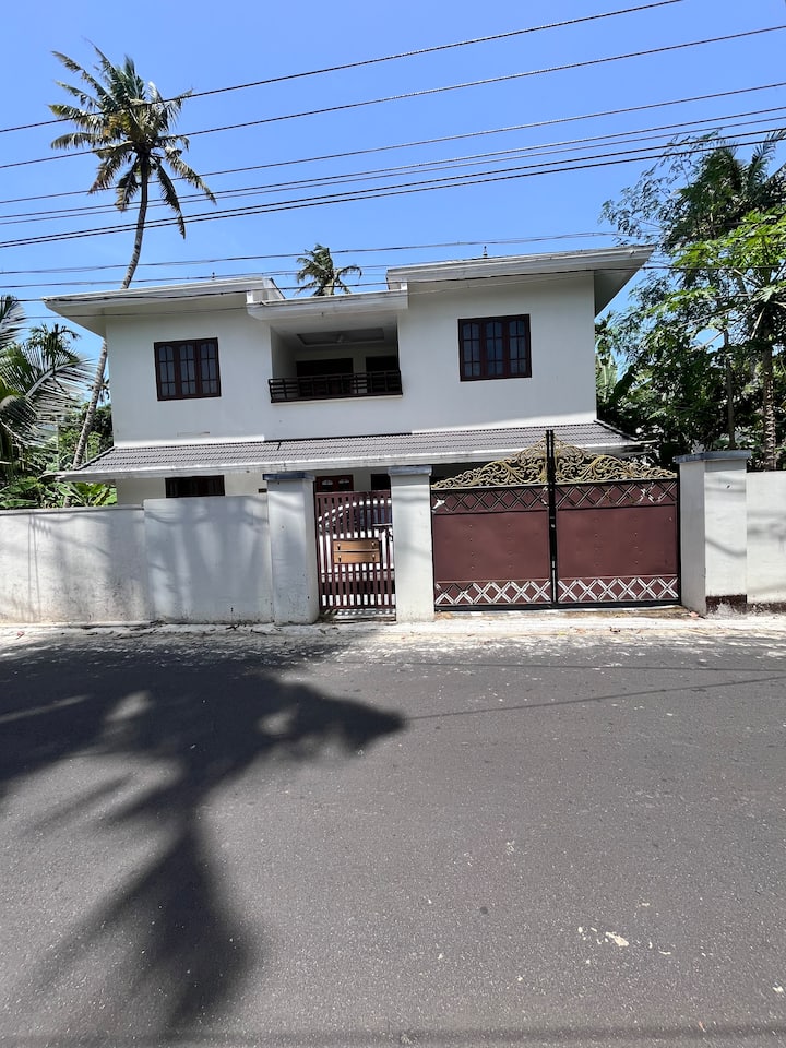 Madhava Vilasam Near Varkala Cliff & Beach - Varkala