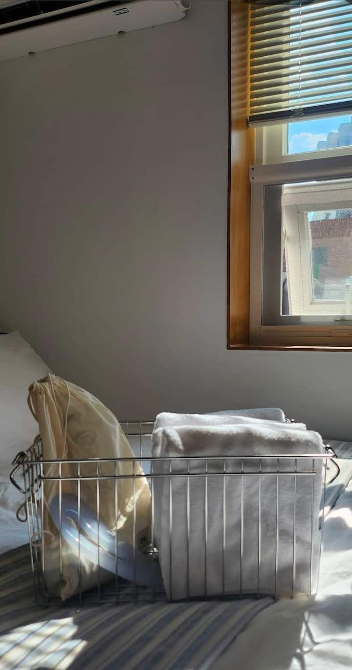 4# Manon's Room - Orly|명동 근처|역 앞 1분|유럽감성숙소 | 전용 욕실 - 하월곡동