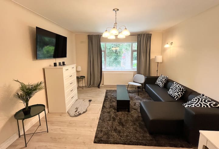 2 Bedroom Spacious Apartment - 索爾福德