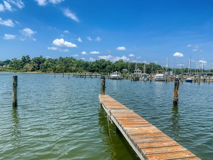 Boho Waterfront Retreat - 5br - Lusby, MD