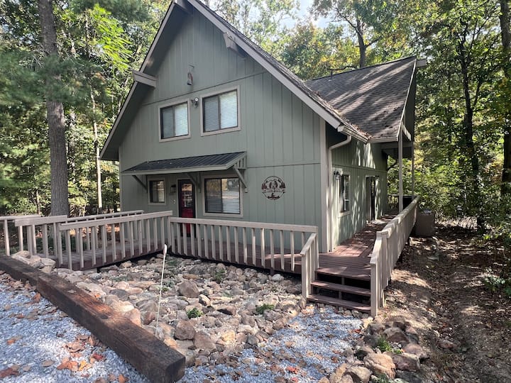 Hot Tub *Firepit *Open Concept *Linens Included! - Massanutten, VA