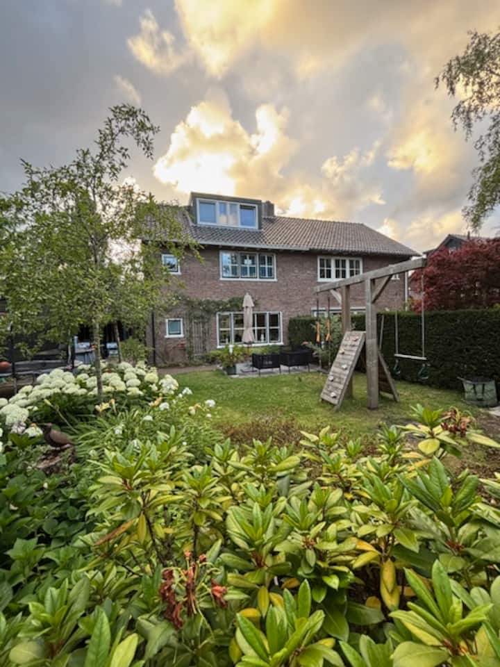 Half Vrijstaande Villa Met Grote Tuin In Hart Gooi - Huizen