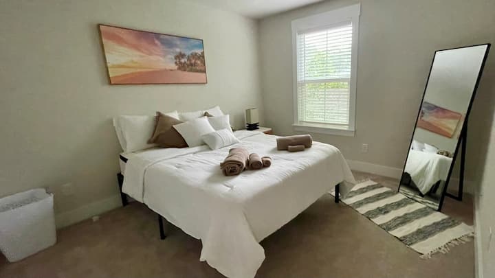 Cozy Room W/ Gym, Office, Wi-fi - Summerville, SC