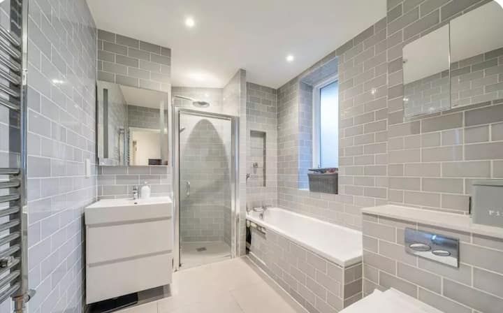Stylish Kingston Retreat – 1 Min To Station - Kingston upon Thames