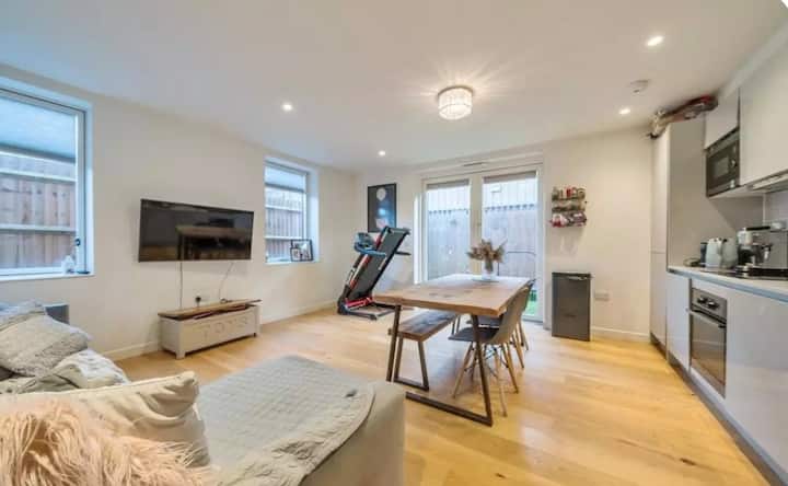 Stylish Kingston Retreat – 1 Min To Station - Surbiton