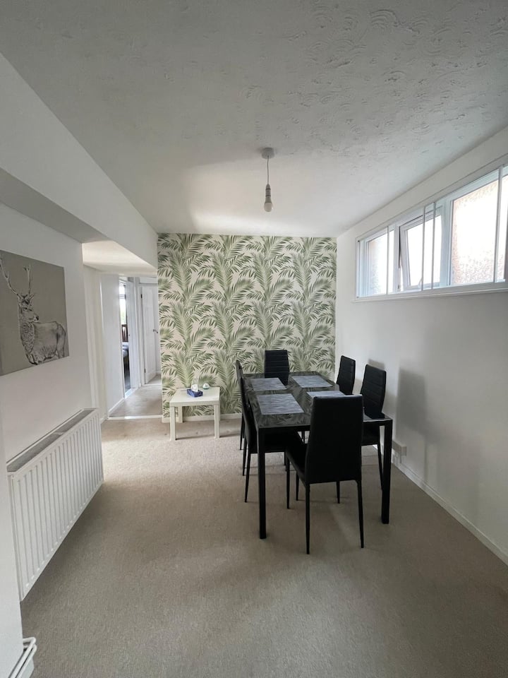 Spacious Sunny King Room | Sofa, Desk & Wardrobe - Chelmsford