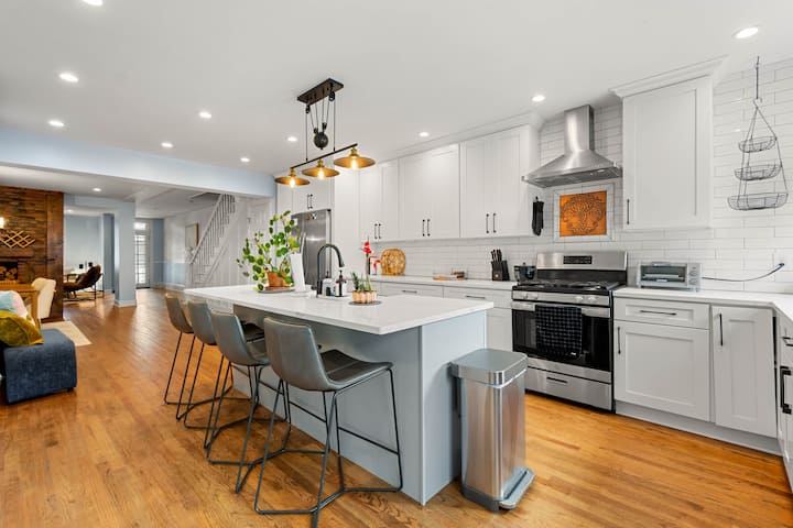 Luxe Home Near Stadiums • Private Parking & Deck - Pittsburgh, PA