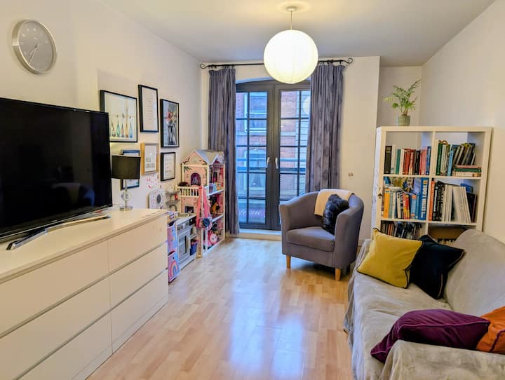 Chic & Cozy Flat Close To It All - Sheffield
