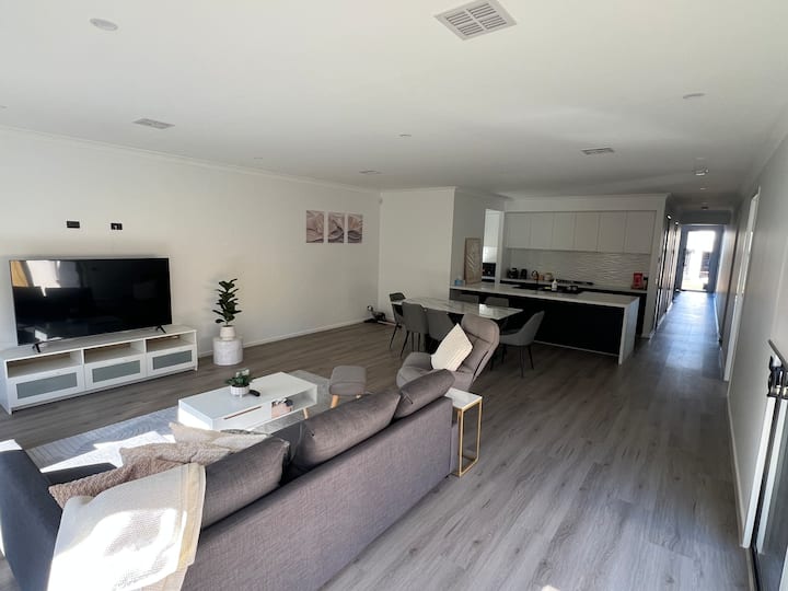 Five Rooms Fraser Rise Home - Melton