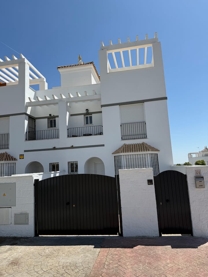 Casa Luminosa Con Terraza - 赫雷納