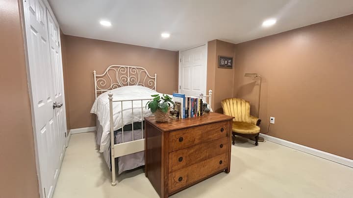 Cozy Room Near Beach & Cute Local Coffee Spots - Swansea, MA