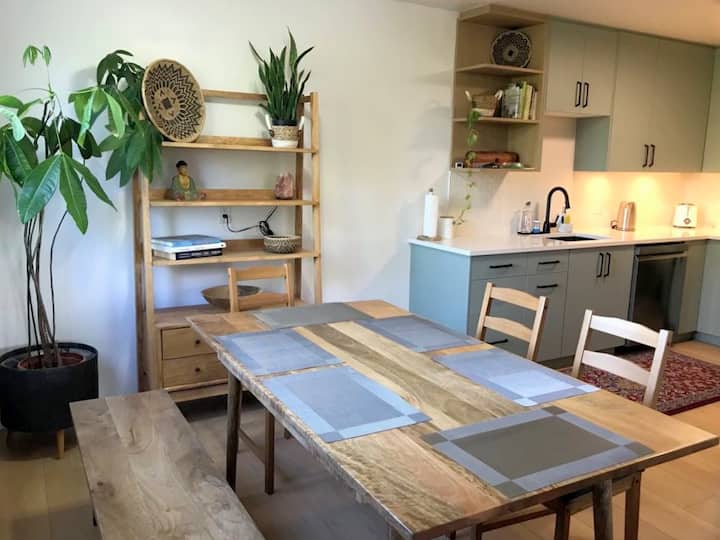 Central Renovated Top Floor Corner Condo-2 Bedroom - Victoria