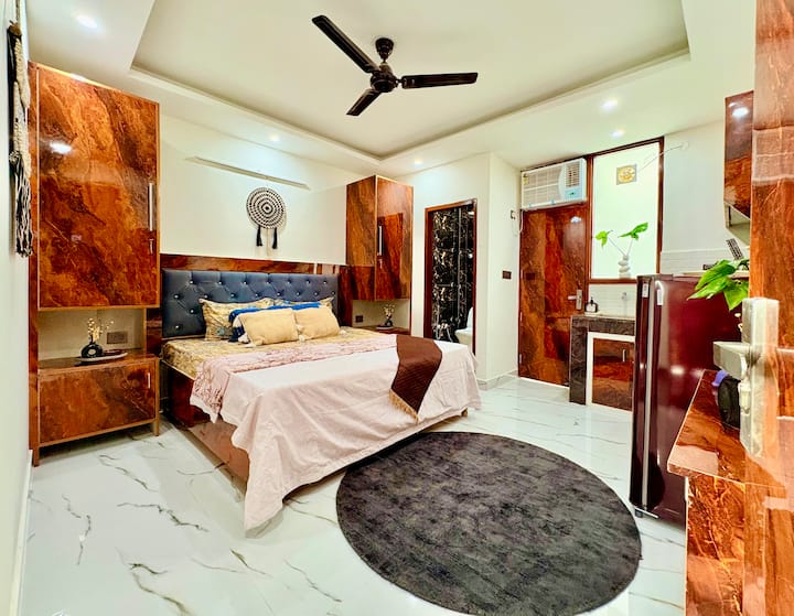 Skybeam - Cozy Studio With Attached Terrace - Gurugram