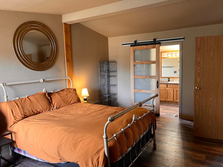 Private Country Cabin Near Smith Rock - Fast Wi-fi - Redmond, OR