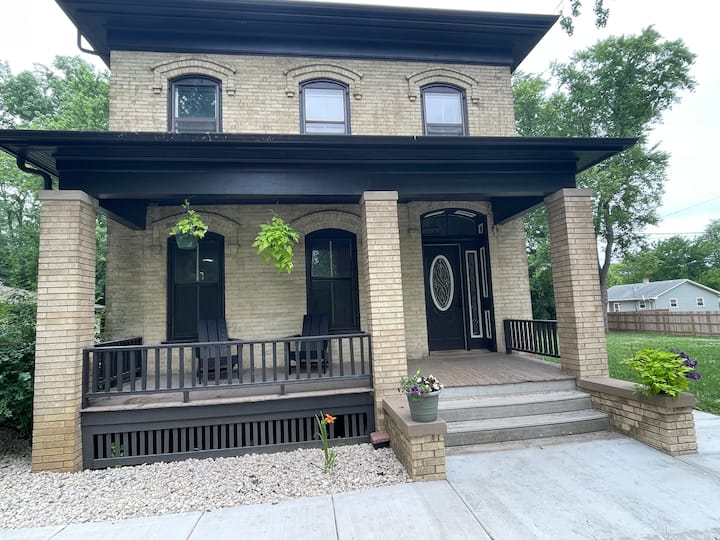 Historic 1867 Fox Mansion Elegant Victorian Stay - Racine, WI