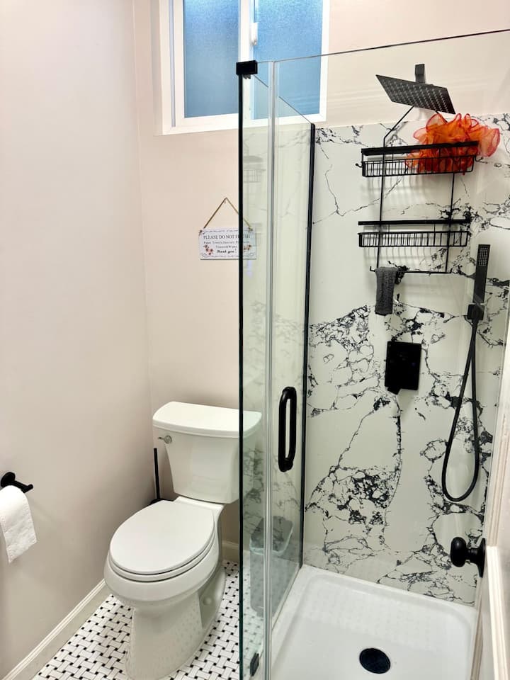 Big & Beautiful 6 Bedroom/2.5 Bath In Uptown - Berkeley, CA