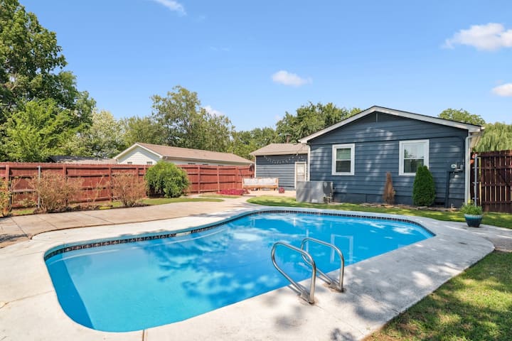 Blue Cedar Poolside Retreat - Broken Arrow, OK